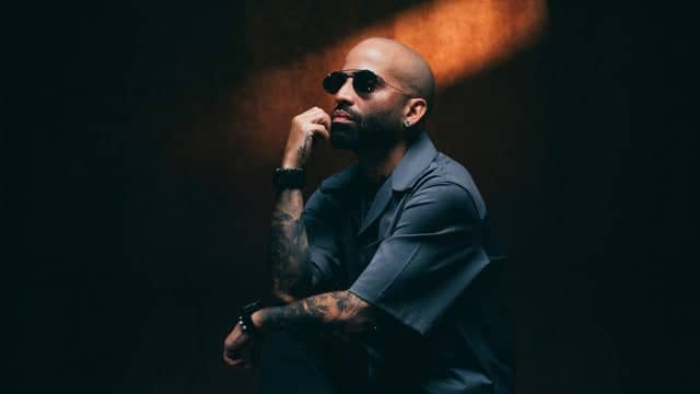 OMAR COURTZ - POR SI MAÑANA NO ESTOY USA TOUR at Toyota Center on 8/27 ...