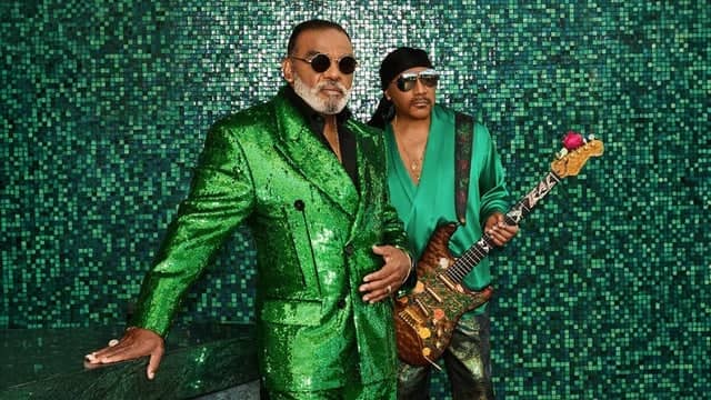 The R&B Tour - Starring Usher Raymond & Chris Brown at Mercedes-Benz ...